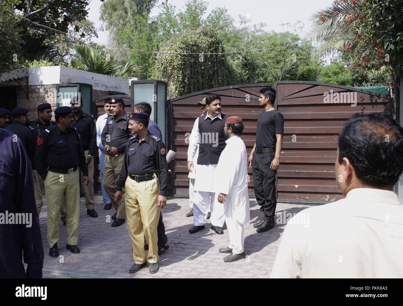 Lahore, Pakistan. 9th March, 2016. Pakistani police guard stand outside ...