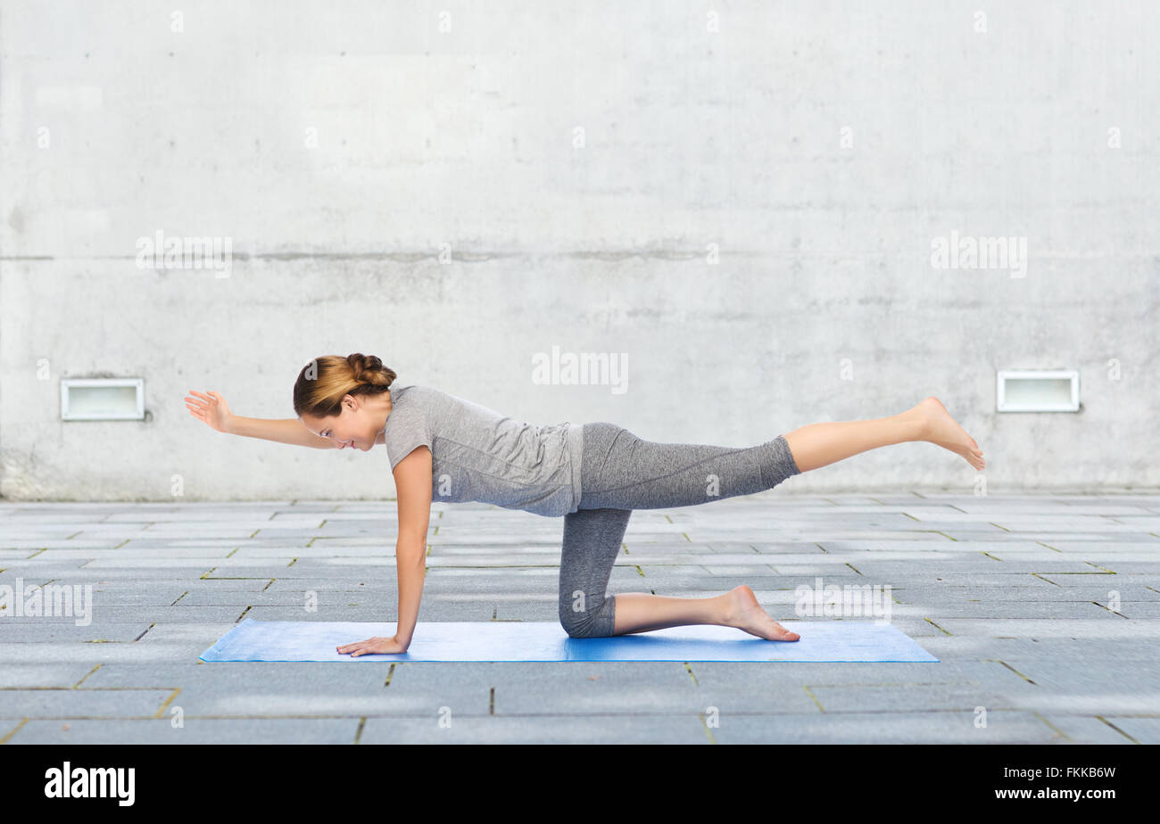 woman making yoga in balancing table pose on mat Stock Photo - Alamy