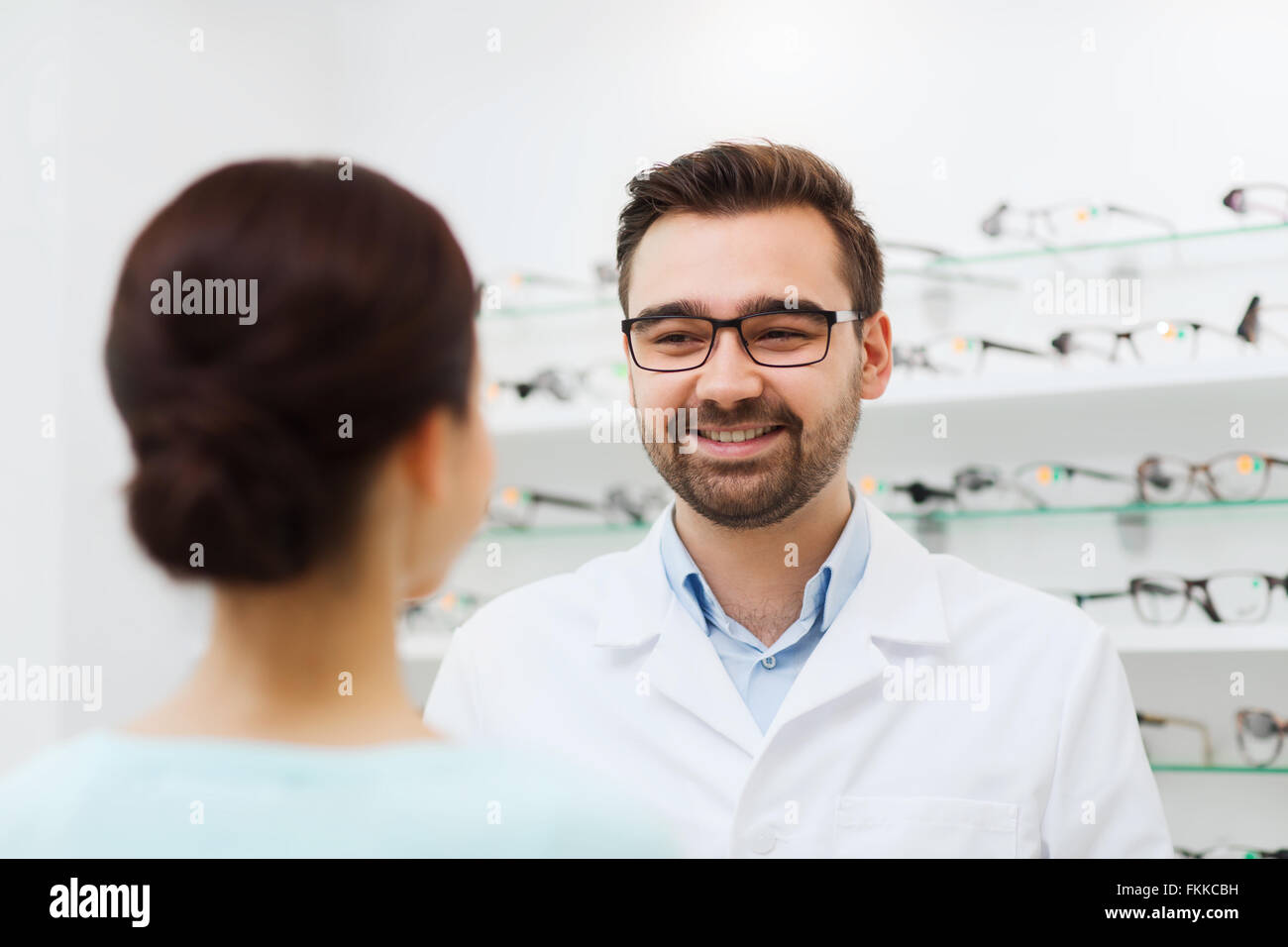 Optical store people talking hi-res stock photography and images - Alamy