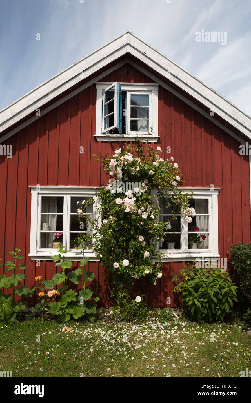 Red painted cottage house hi-res stock photography and images - Alamy