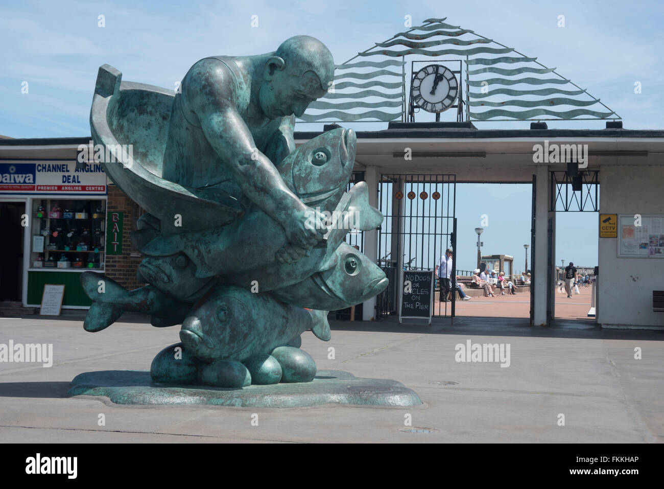 Sculpture in front of a building hi-res stock photography and images ...