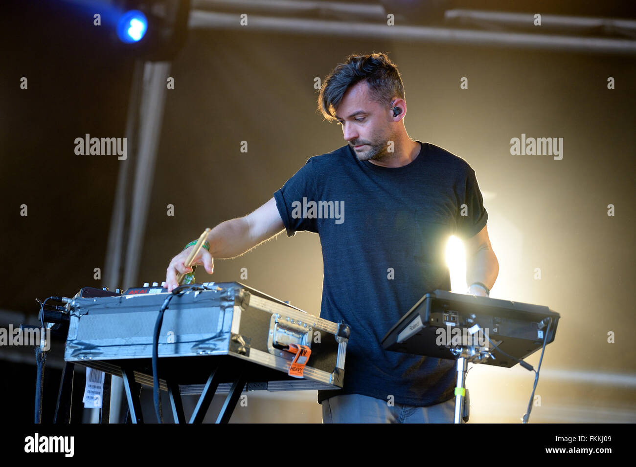 Dj performance hi-res stock photography and images - Alamy