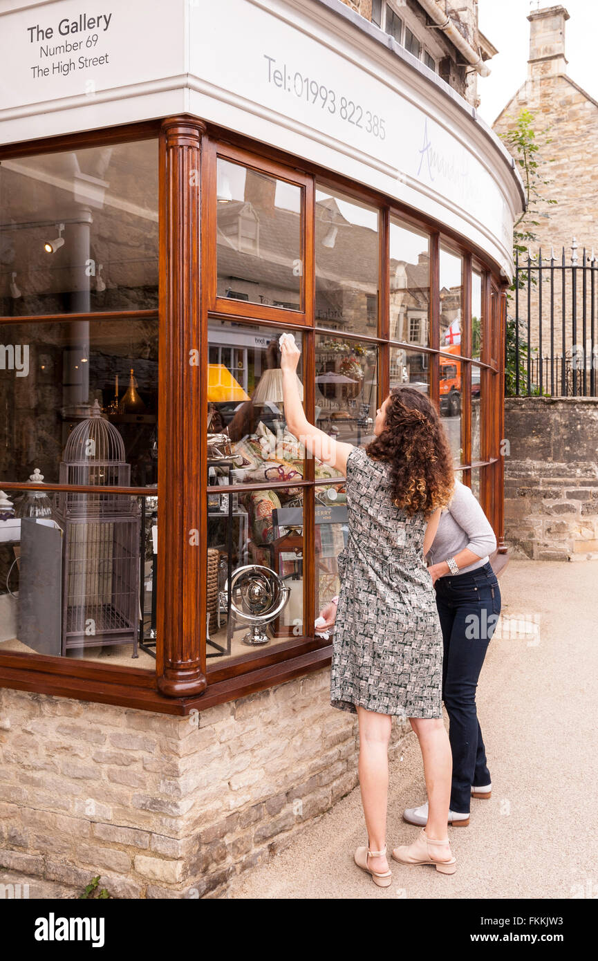 Girl cleaning windows hi-res stock photography and images - Alamy