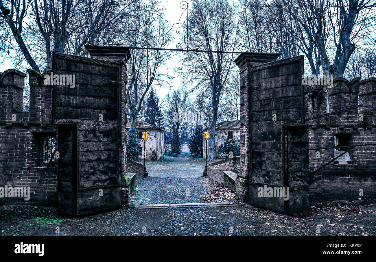 Trench gate hi-res stock photography and images - Alamy