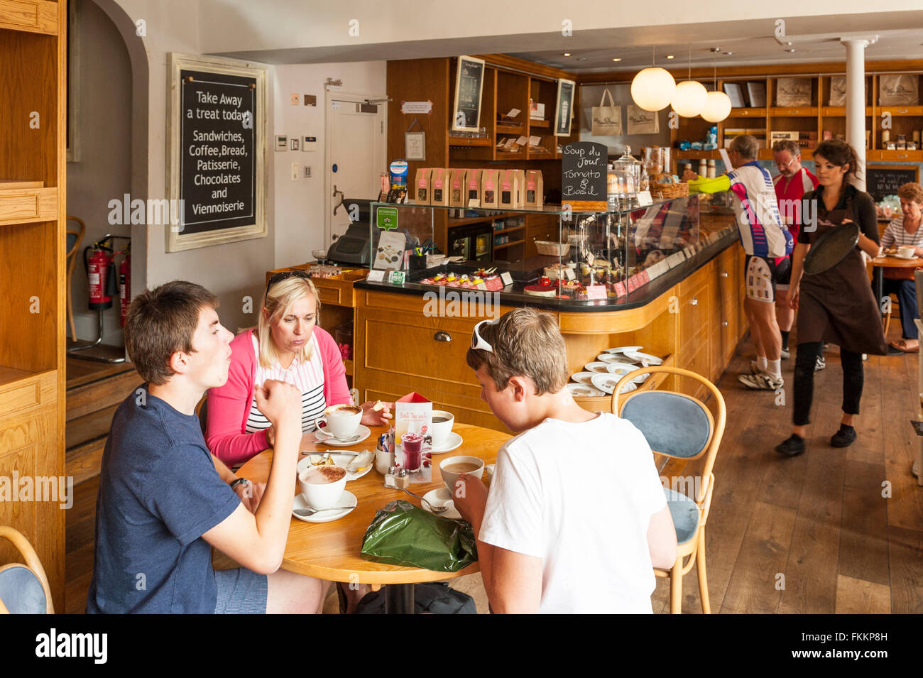 A busy cafe in Burford , Oxfordshire , England , Britain , Uk Stock ...