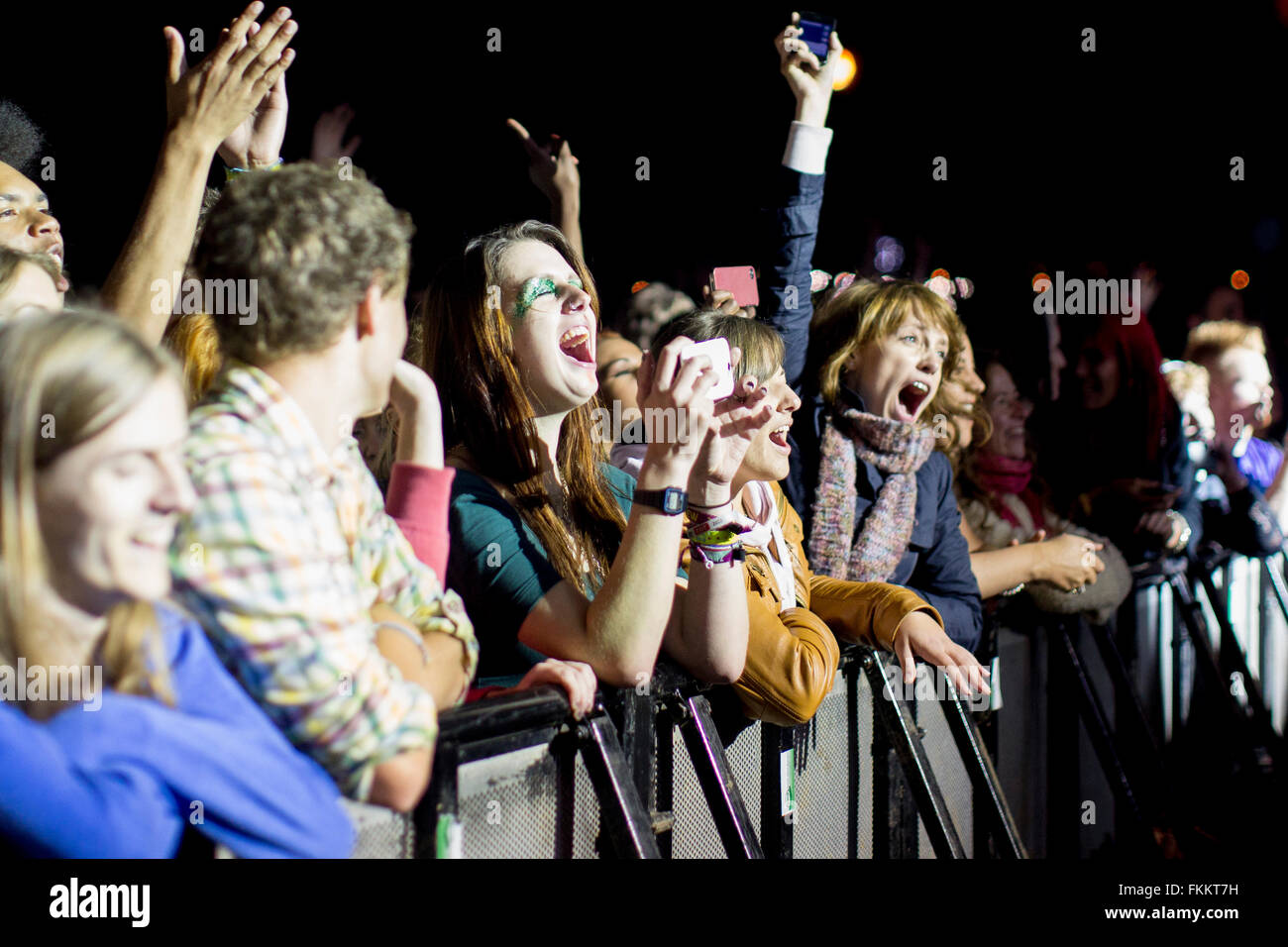 Stage crowd hi-res stock photography and images - Alamy