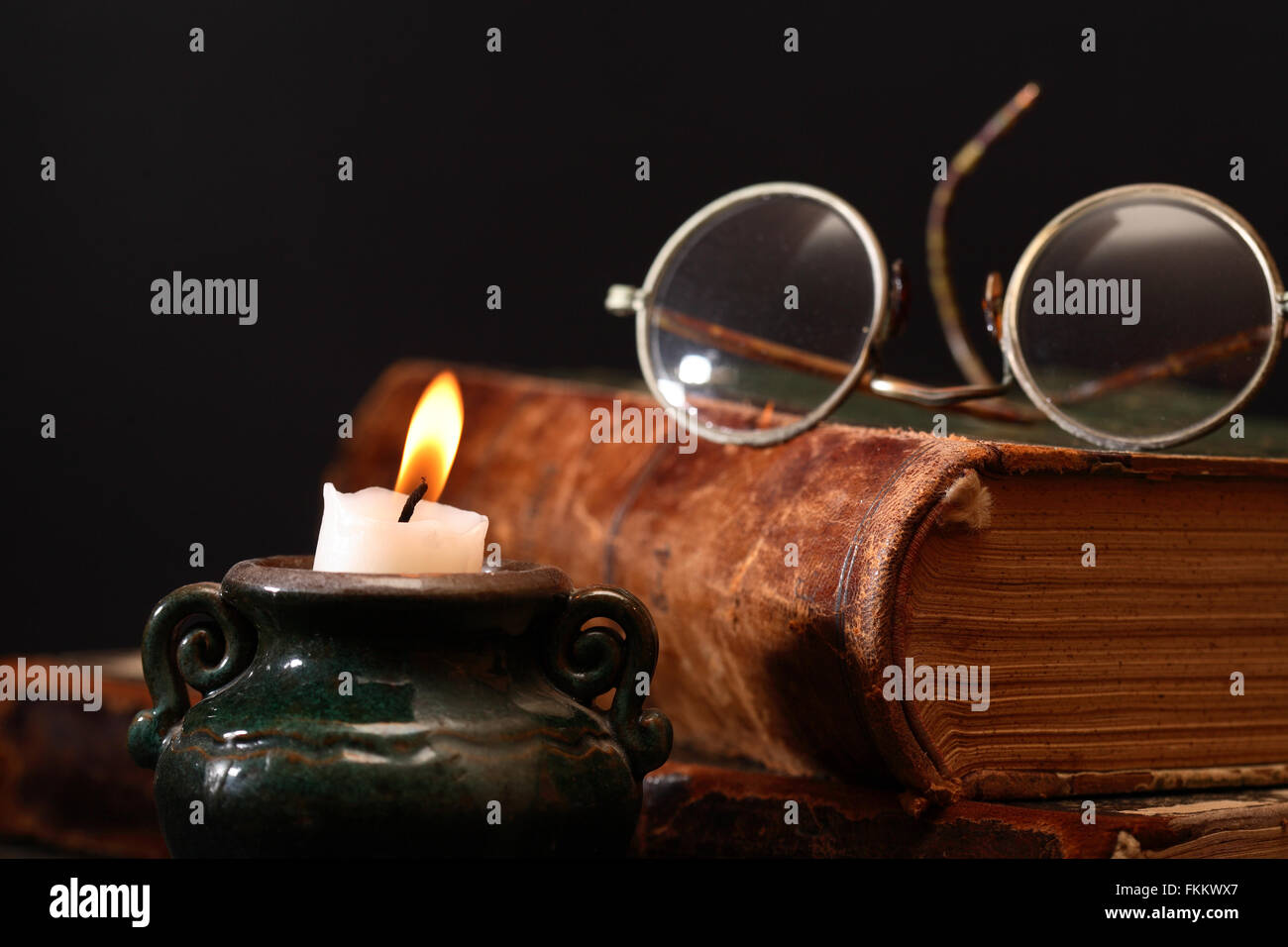 Vintage book art hi-res stock photography and images - Alamy