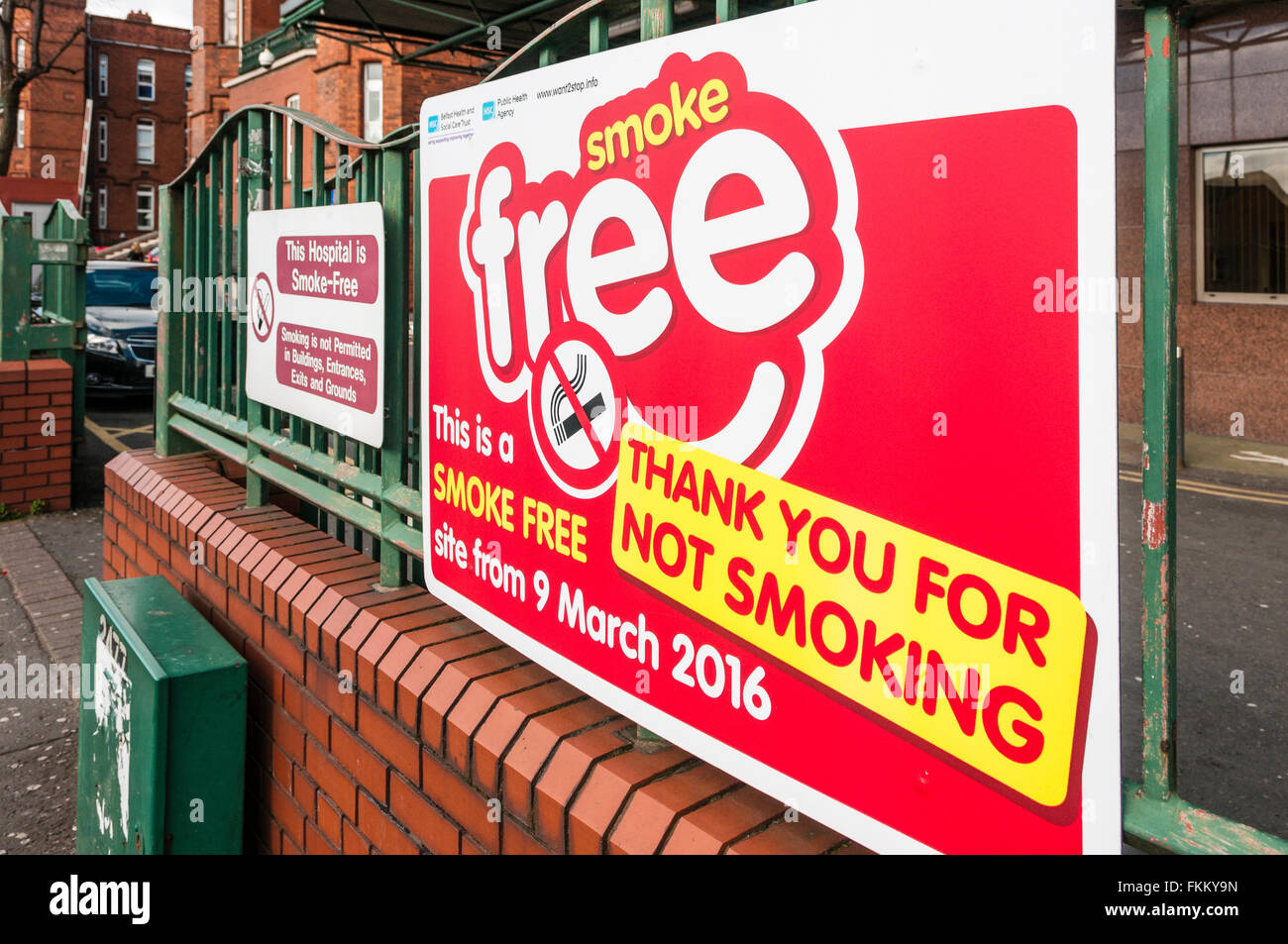No smoking in building sign hi-res stock photography and images - Alamy
