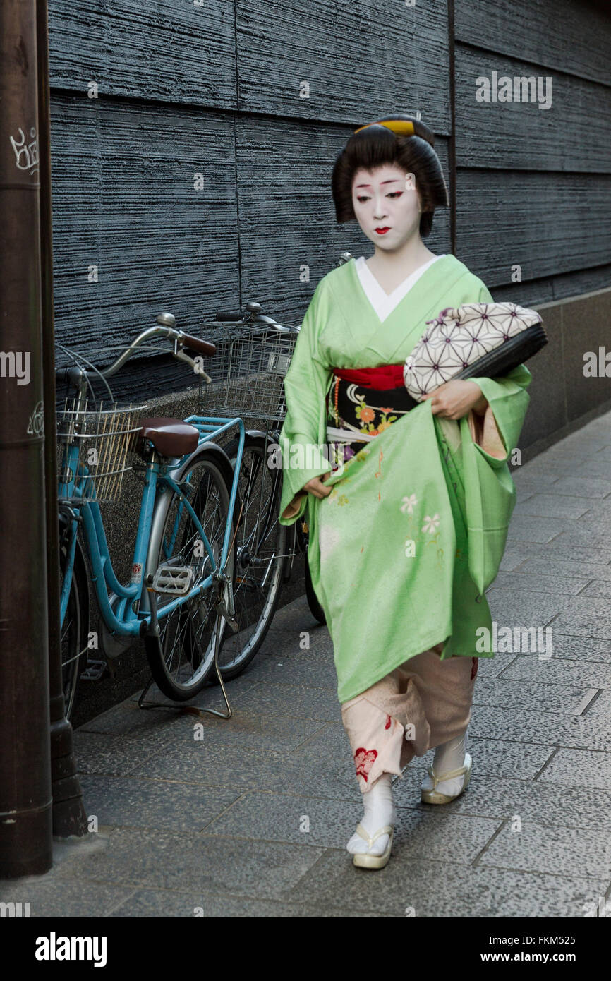 Geiko walking in Gion, Kyoto, Japan Stock Photo - Alamy