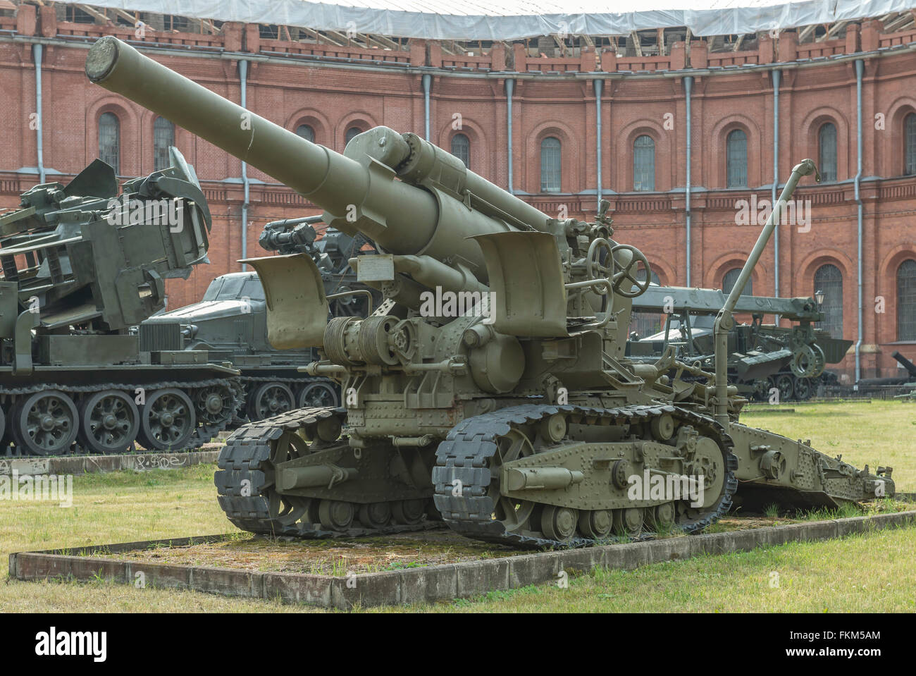 Large howitzer gun hi-res stock photography and images - Alamy