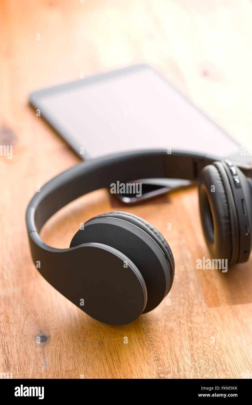 wireless headphones and computer tablet Stock Photo - Alamy