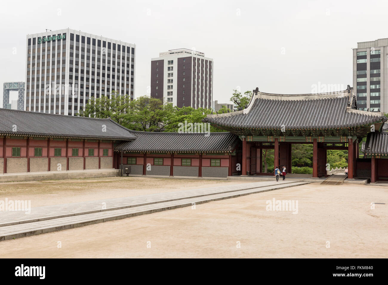 Donhwamun Gate at Changdeok Palace, Jongno-gu, Seoul, South Korea Stock ...