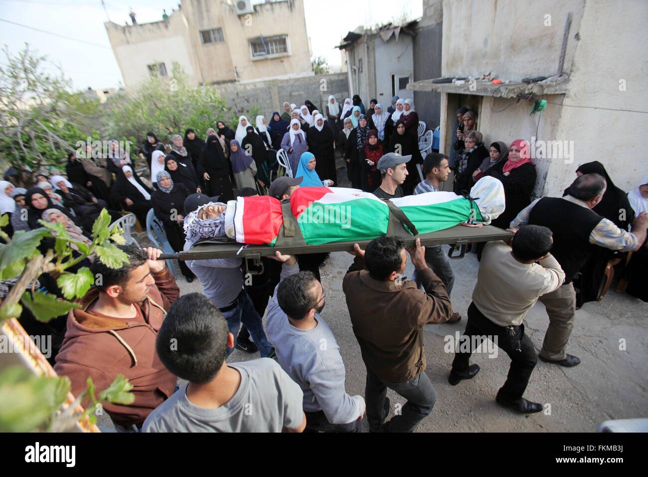 Salfit, West Bank, Palestinian Territory. 9th Mar, 2016. Mourners carry ...