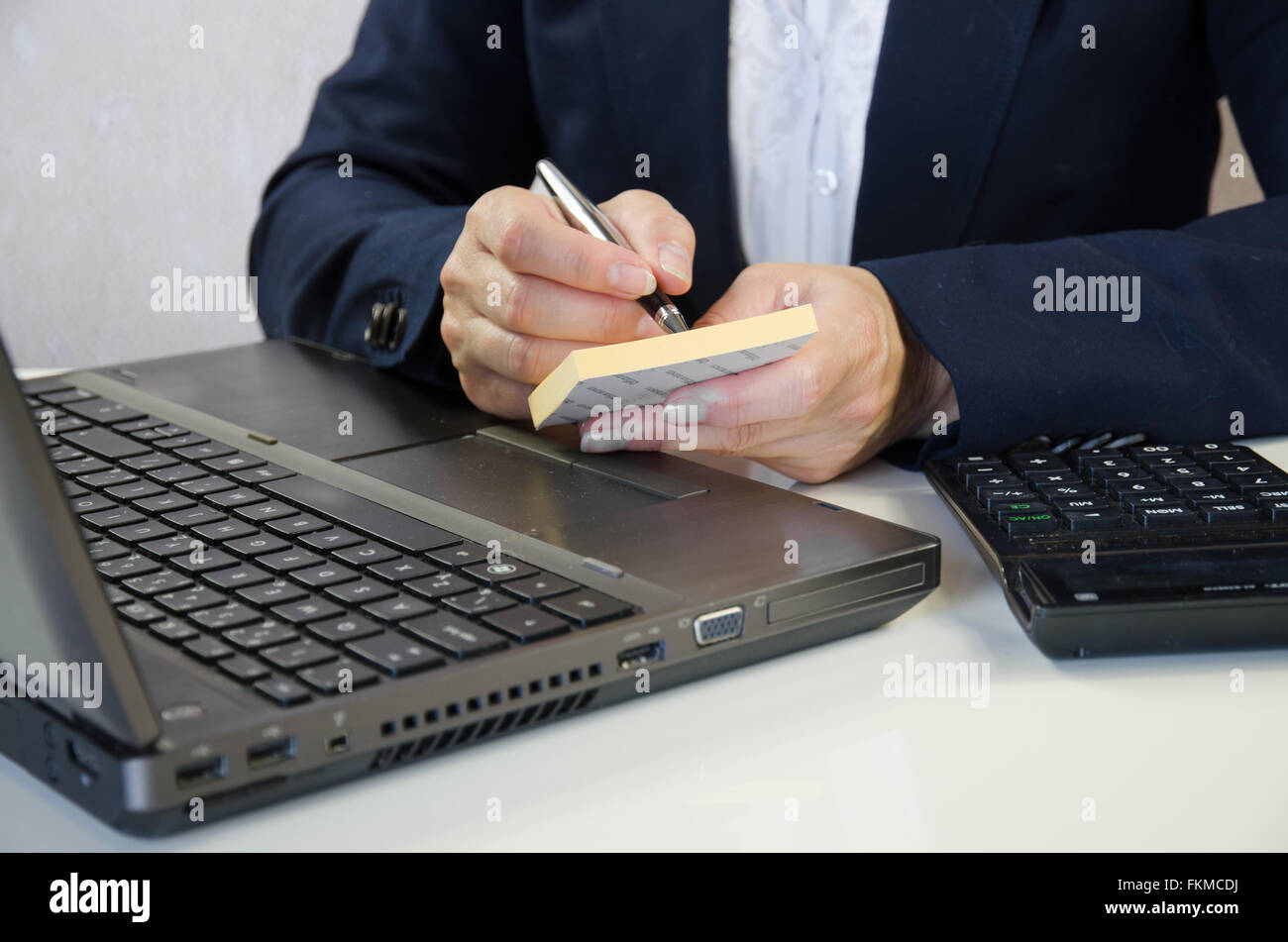 making note on sticker and laptop Stock Photo - Alamy