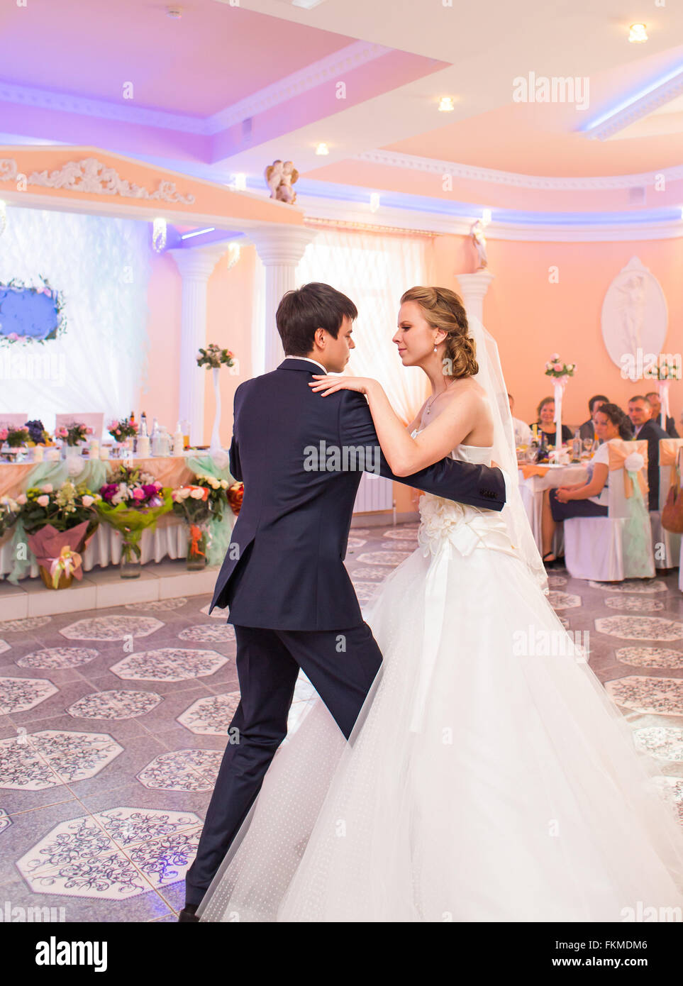 wedding dance of bride and groom Stock Photo - Alamy