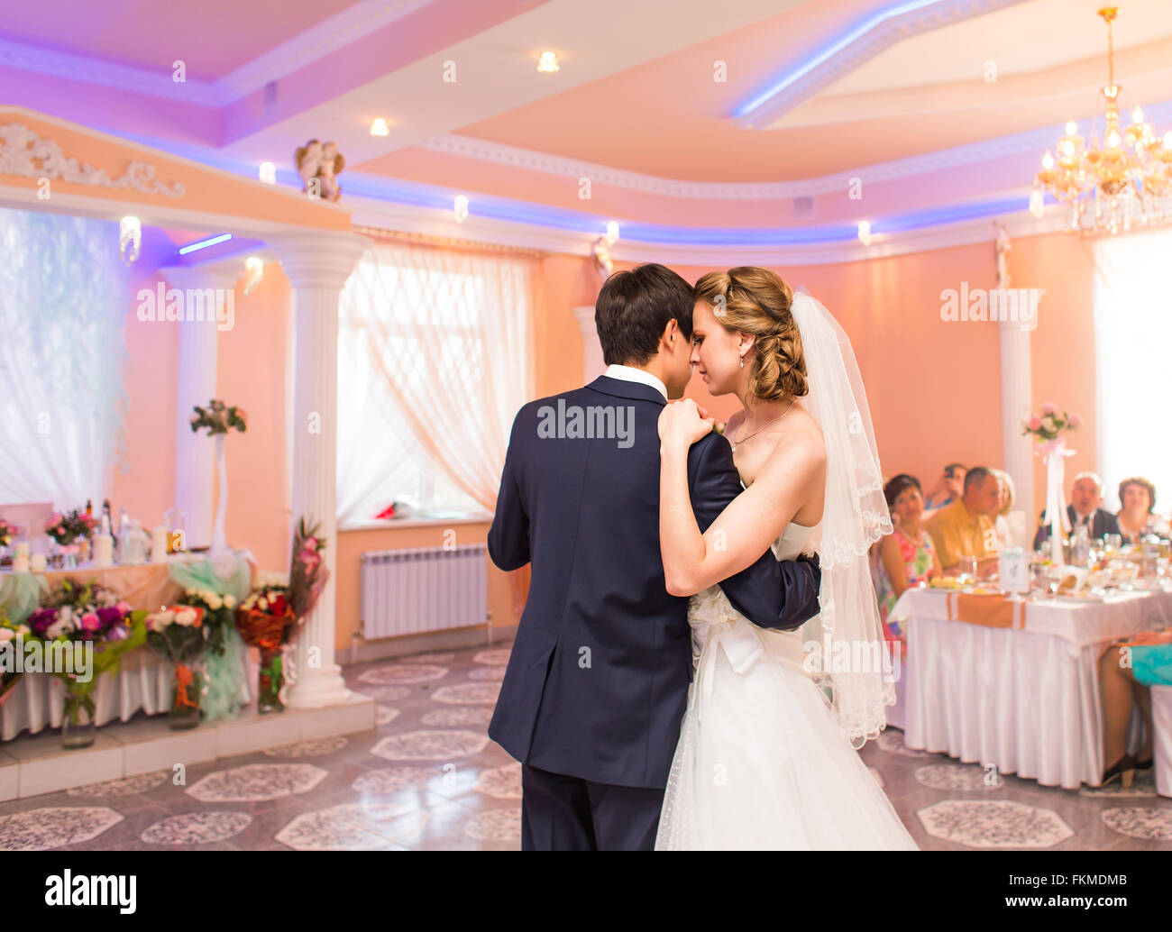 wedding dance of bride and groom Stock Photo - Alamy