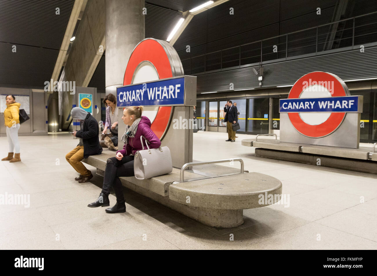 Jubilee line station platform hi-res stock photography and images - Alamy