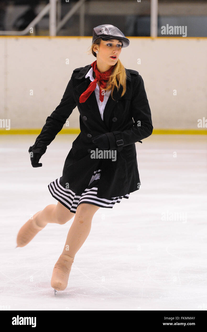 Girl ice skating hi-res stock photography and images - Alamy