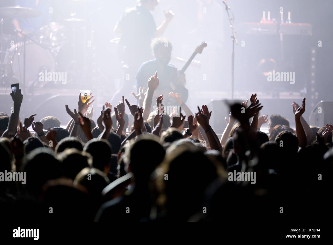 Crowd looking up cheering hi-res stock photography and images - Alamy