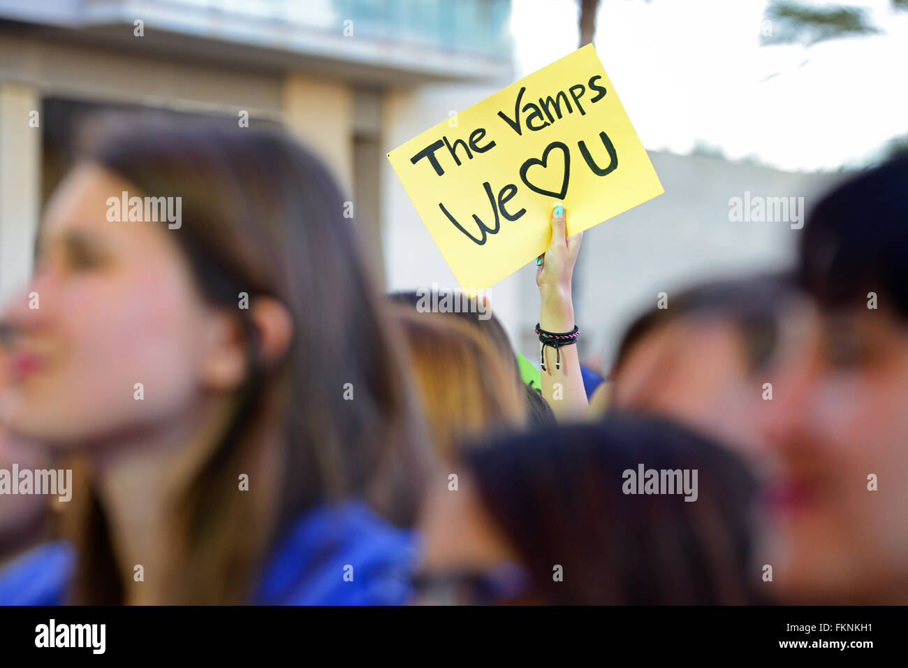 Cheering audience hi-res stock photography and images - Alamy