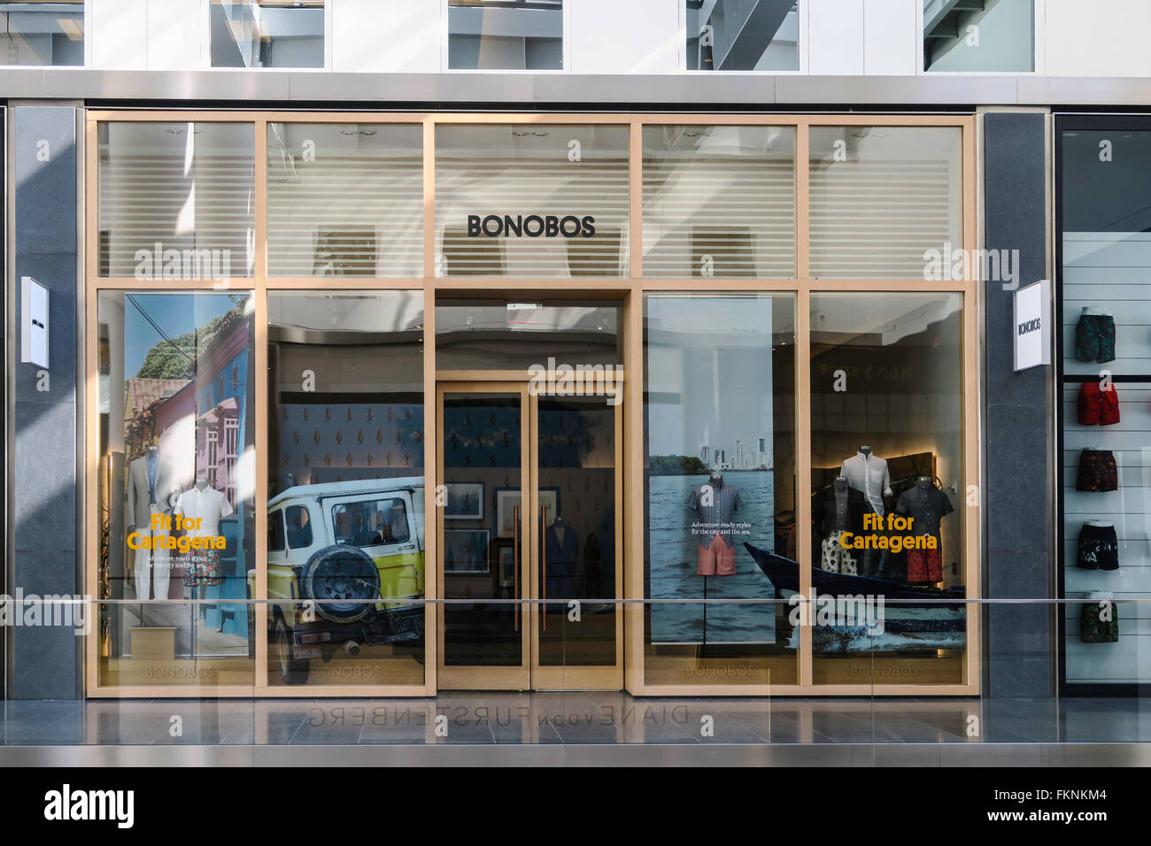 Mall entrance doors hi-res stock photography and images - Alamy