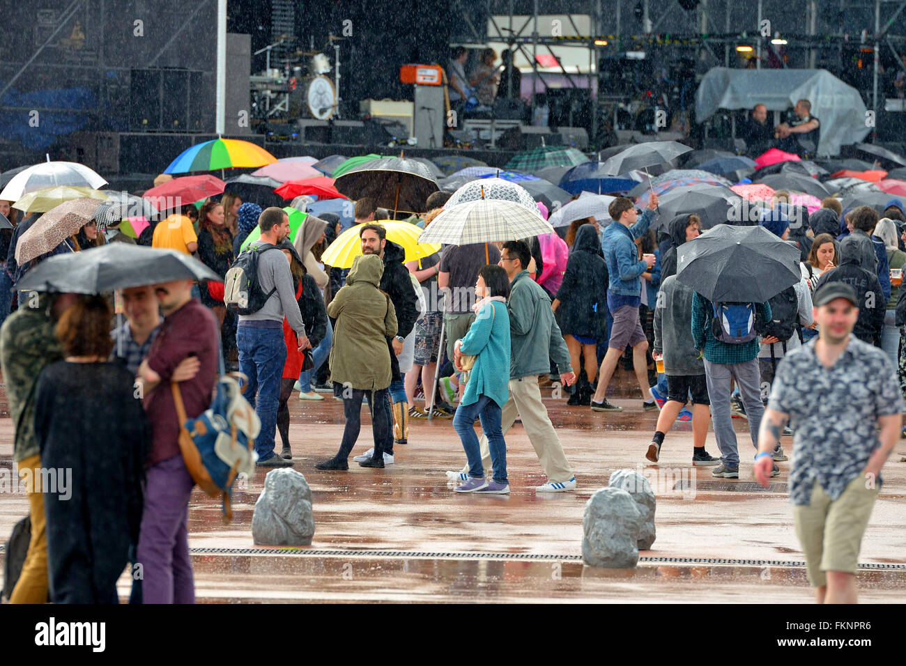 BARCELONA - MAY 30: Audience watch a concert at Heineken Primavera ...
