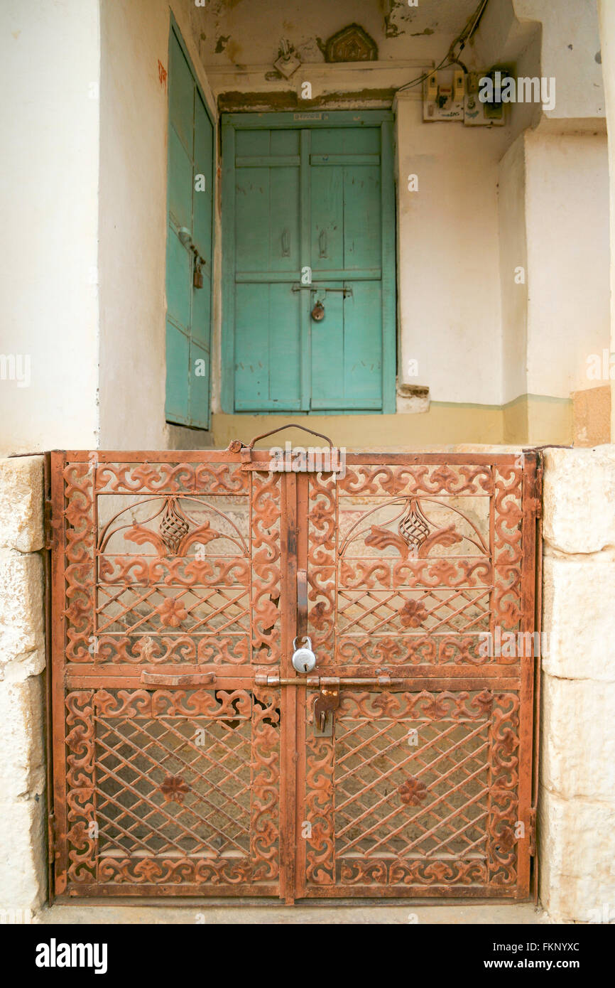 Classic gate hi-res stock photography and images - Alamy