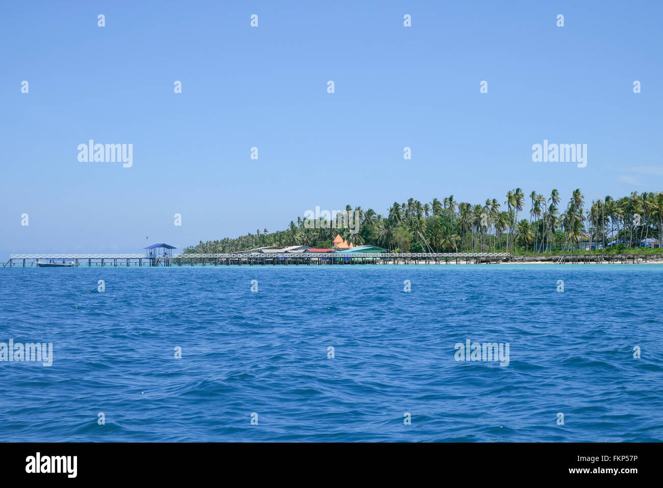 Omadal island village located in semporna hi-res stock photography and ...