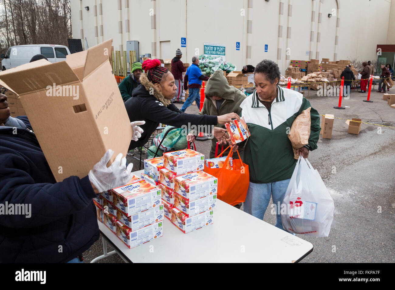 Food pantry volunteer distribute hi-res stock photography and images ...