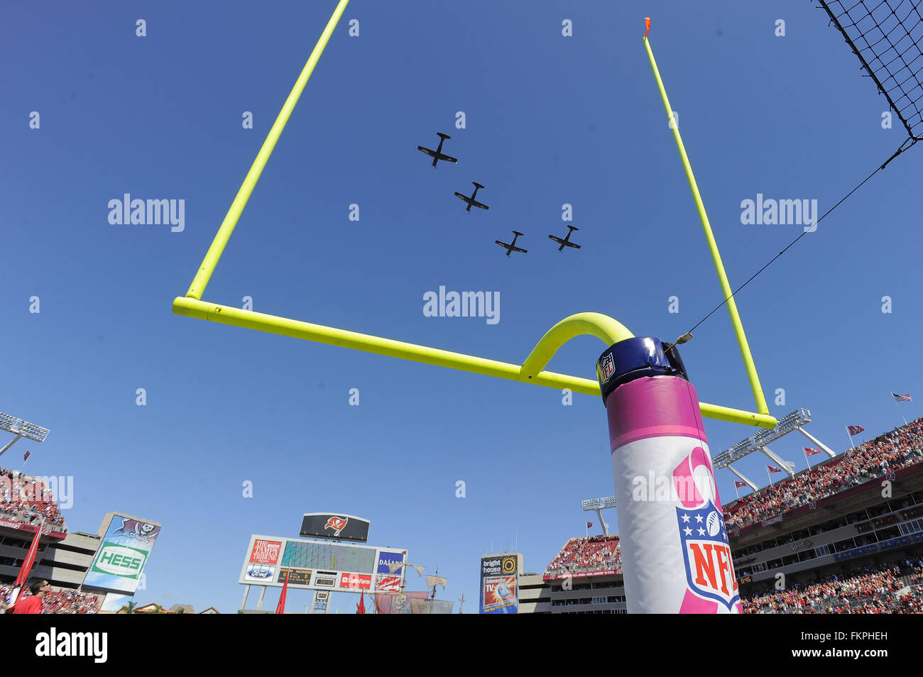 Military flyover stadium hi-res stock photography and images - Alamy