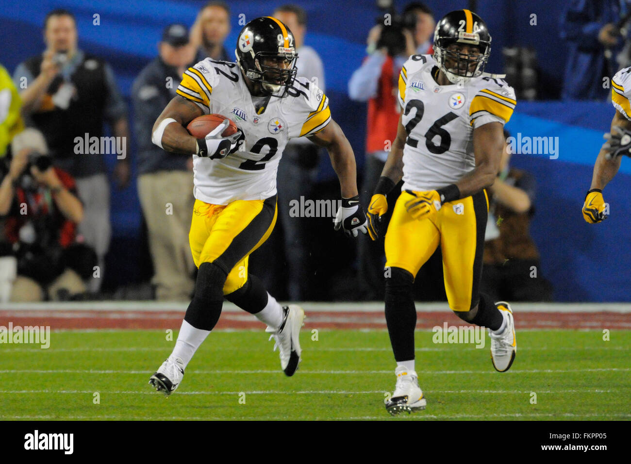 Pittsburgh steelers linebacker james harrison hi-res stock photography ...