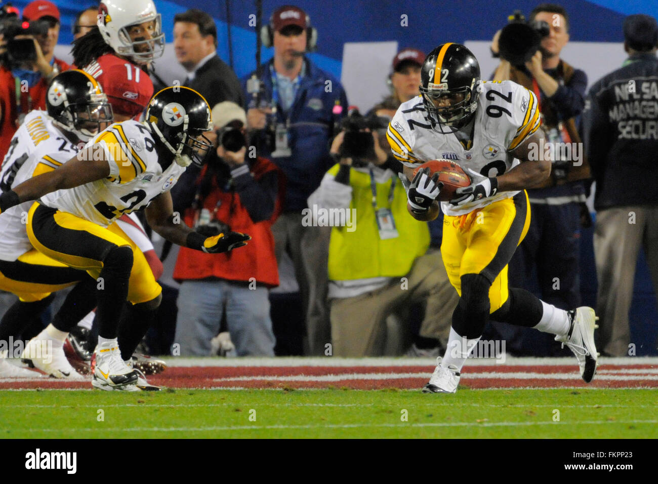Pittsburgh steelers linebacker james harrison hi-res stock photography ...