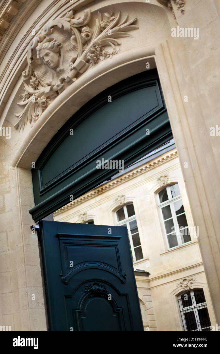 Open gate mansion hi-res stock photography and images - Alamy