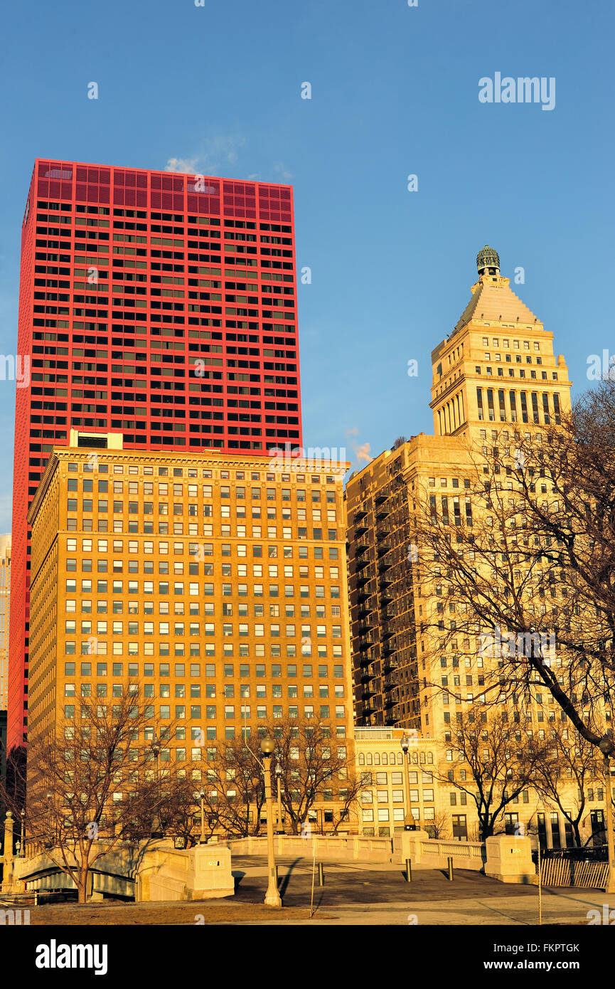The early day's sun strikes the surfaces of buildings in Chicago's ...