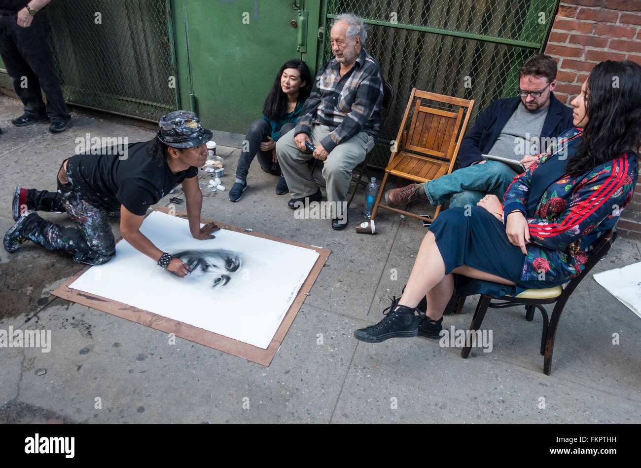 Street portrait artist hi-res stock photography and images - Alamy