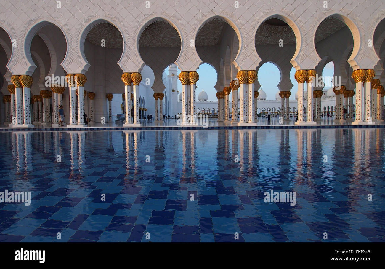 Reflecting pool at the Sheikh Zayed Grand Mosque in Abu Dhabi, United ...