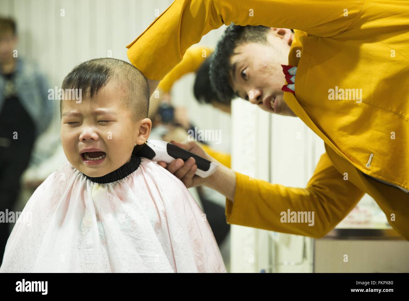 Child getting haircut in hi-res stock photography and images - Alamy