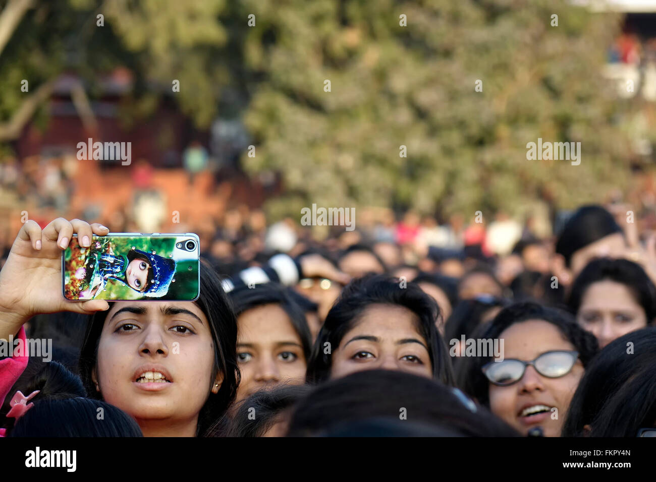 Crowd of students hi-res stock photography and images - Alamy