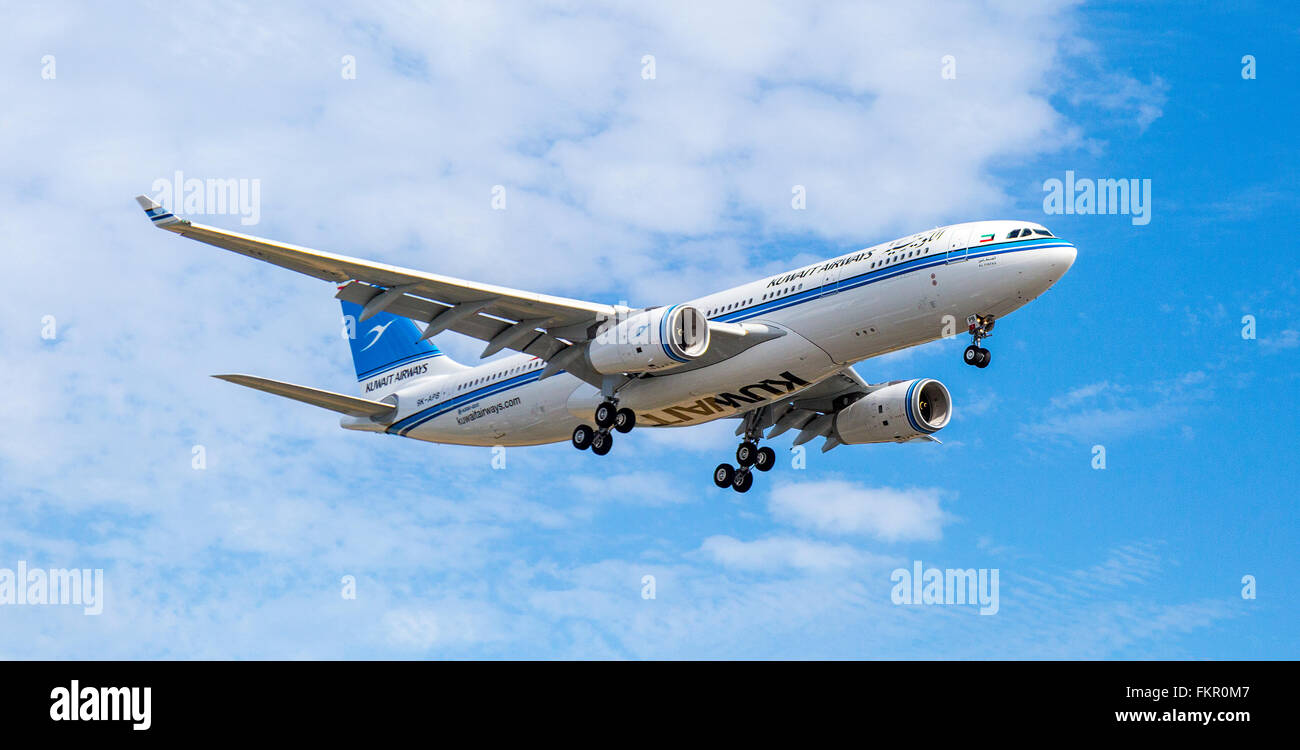 Kuwait Airways Aeroplane landing at London Heathrow airport Stock Photo ...