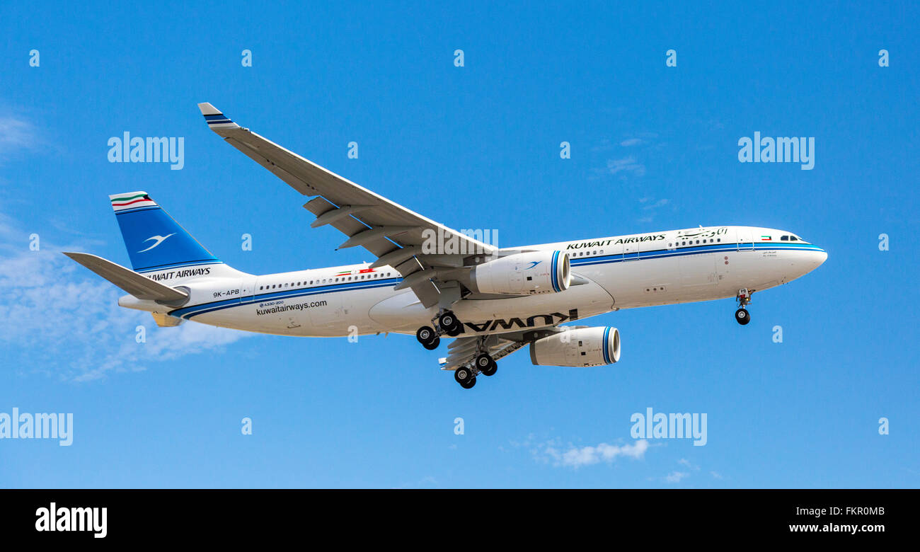 Kuwait airways Aeroplane landing at London Heathrow airport Stock Photo ...