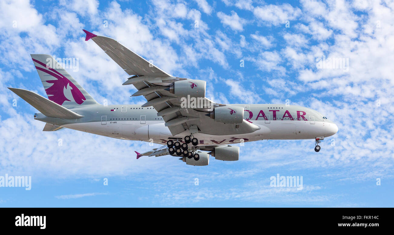 Qatar airlines Aeroplane landing at London Heathrow airport Stock Photo ...