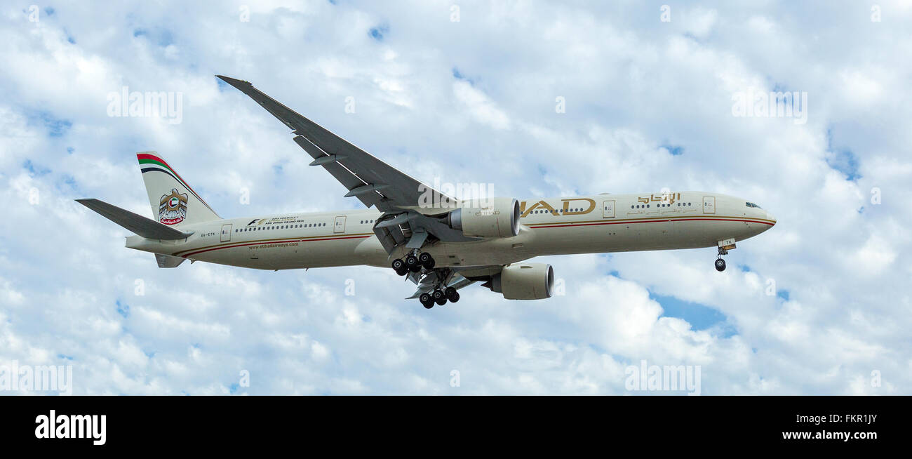 Etihad Aeroplane United Arab Emirates landing at London Heathrow ...