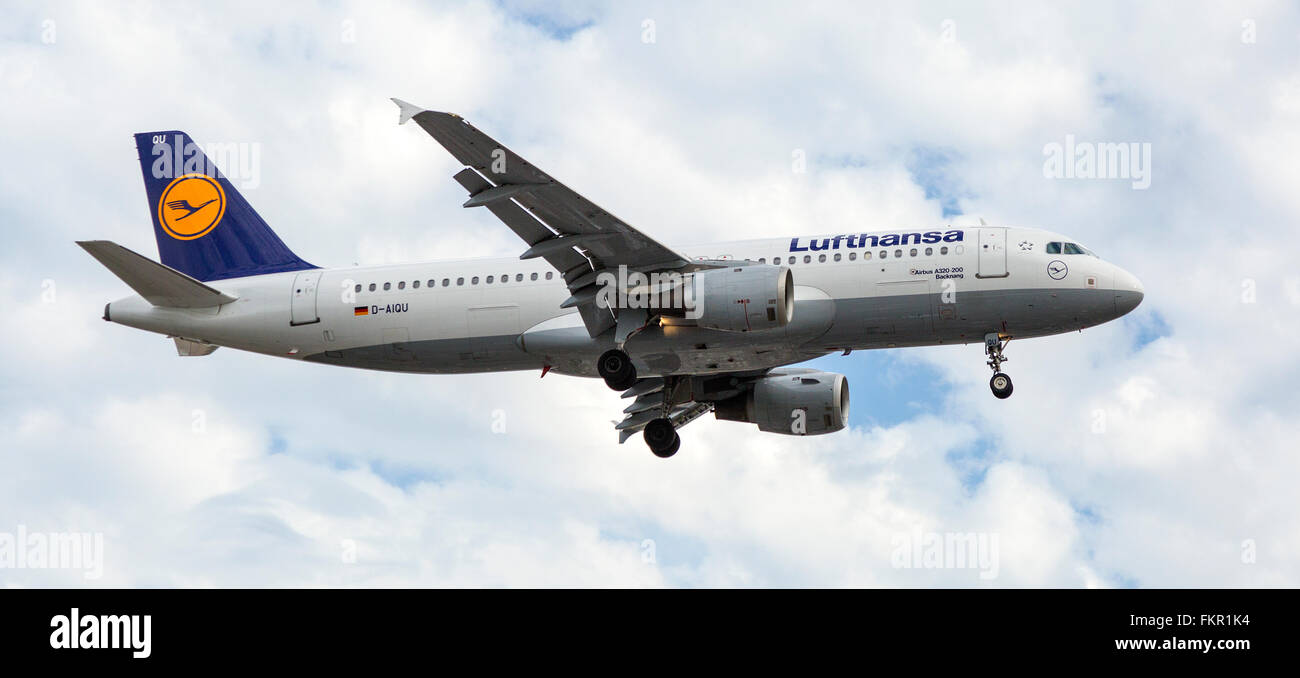 Lufthansa airbus a320 landing london heathrow airport hi-res stock ...