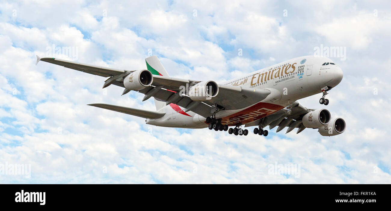 Emirates plane hi-res stock photography and images - Alamy