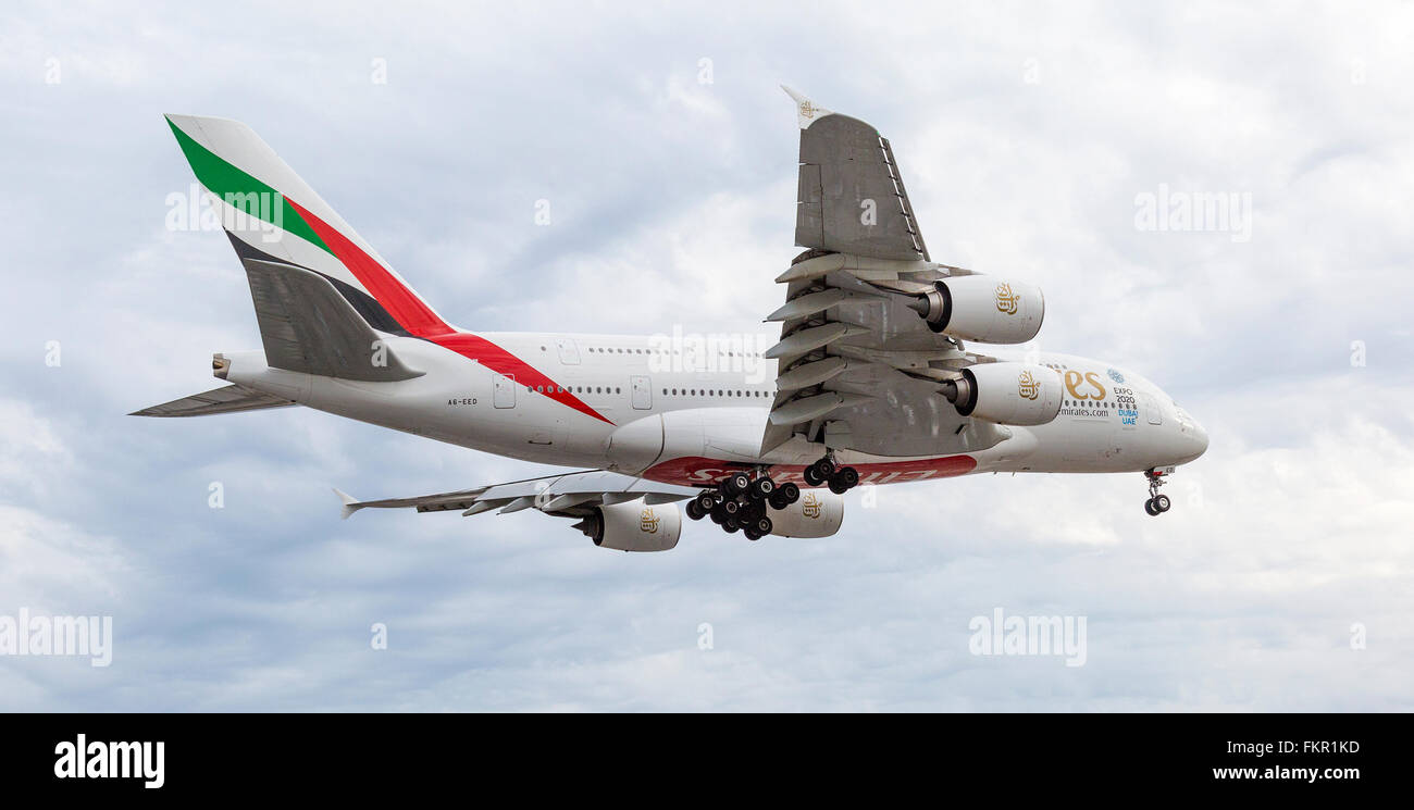 Emirates plane hi-res stock photography and images - Alamy
