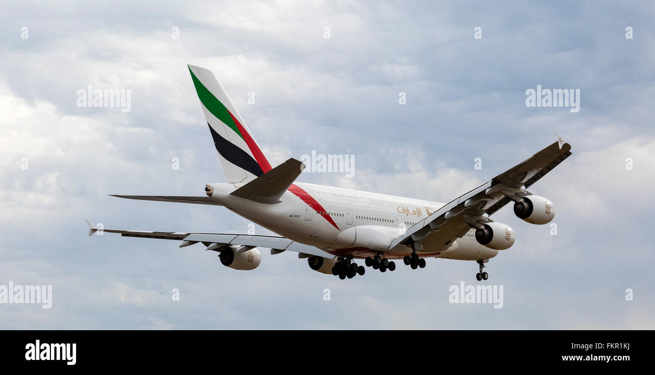 Emirates Aeroplane landing at London Heathrow airport Stock Photo - Alamy