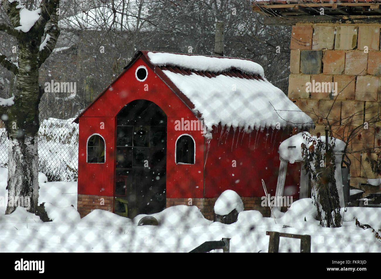 Red doghouse hi-res stock photography and images - Alamy