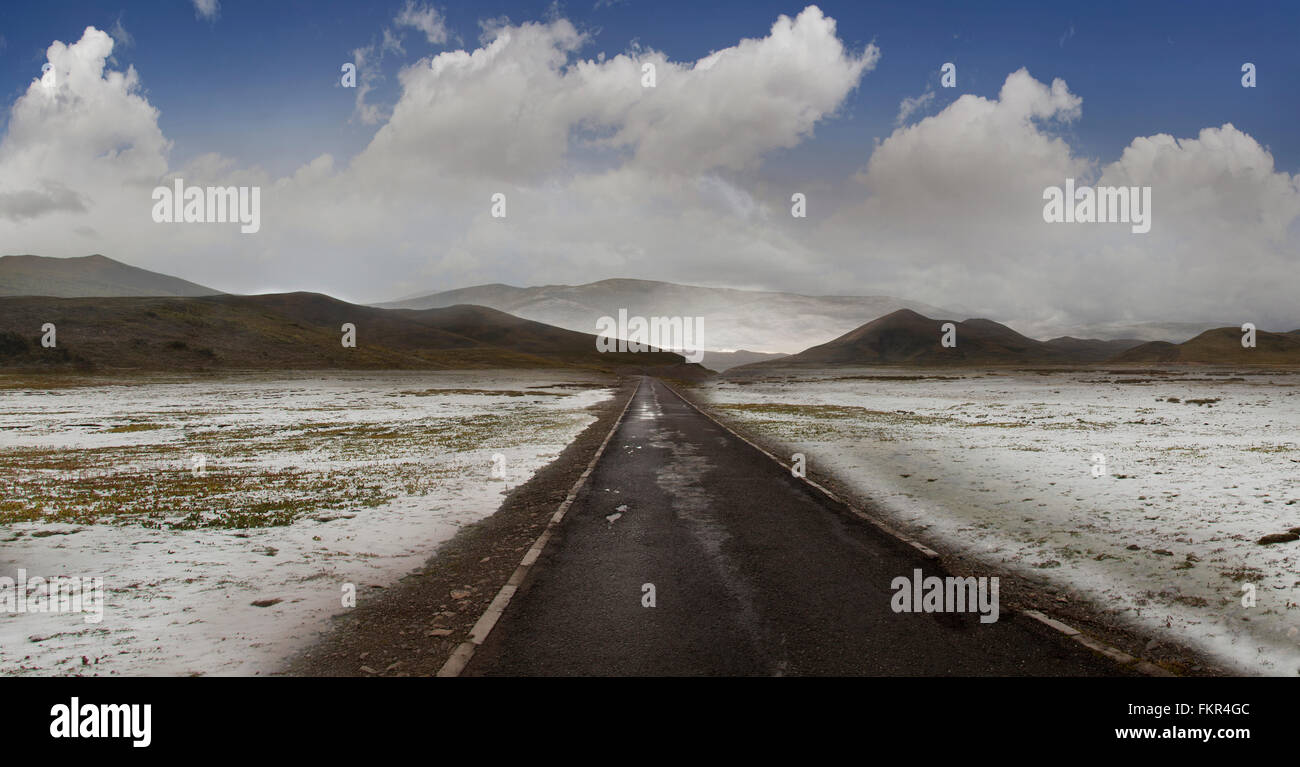 Empty road in snowy rural landscape Stock Photo - Alamy