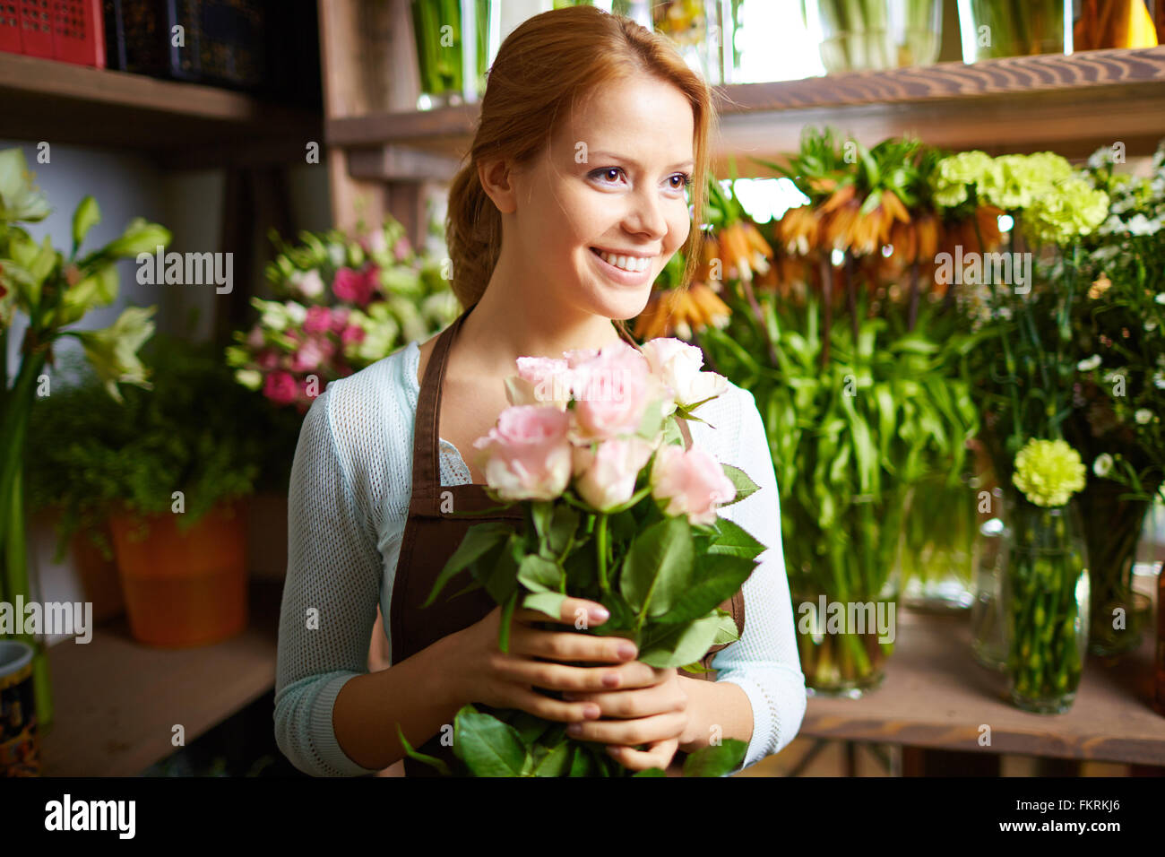 Portrait of pretty woman working in flower shop Stock Photo - Alamy