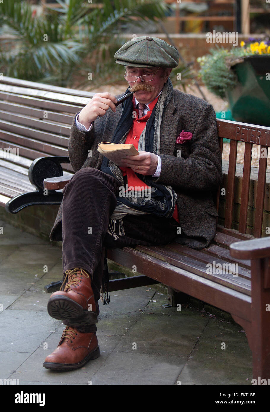 British gentleman pipe hi-res stock photography and images - Alamy